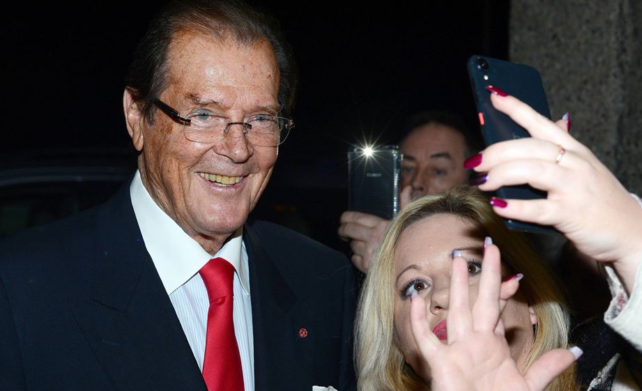Viimeiset kuvat: Bond-tähti Roger Moore edusti julkisuudessa vielä ...