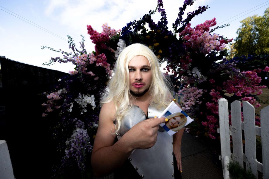 Vaitelias mies esittelee Ruisrockin legendaarisen takahuoneen