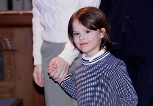Ruotsin prinssi Alexander kuusi vuotta: poseeraa rennosti hupparissa