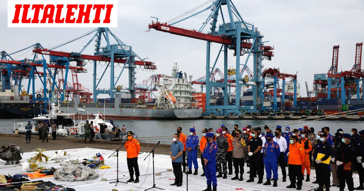 Indonesian turmakoneen ensimmäinen musta laatikko tuotu rantaan