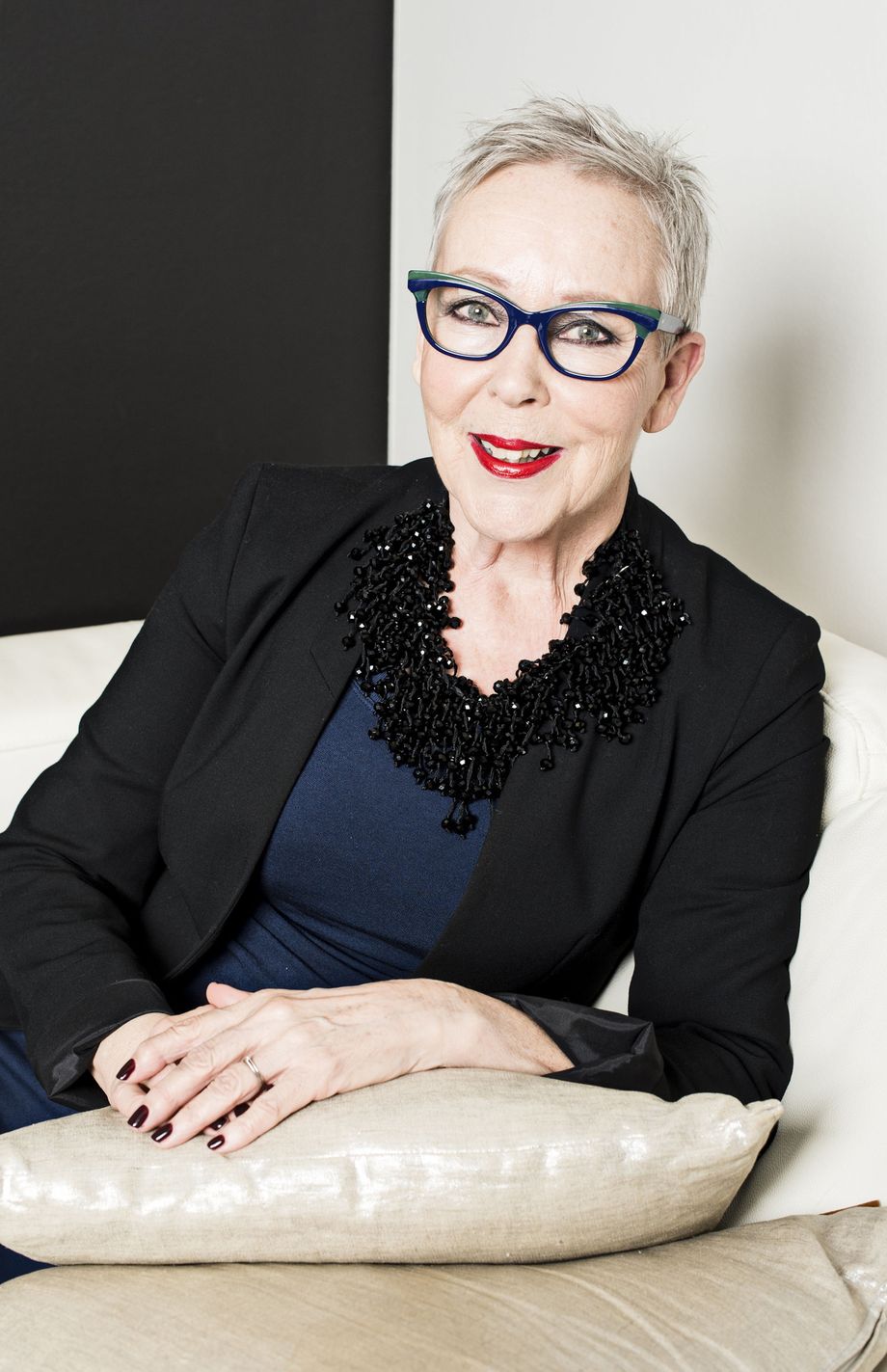 Meikkitaiteilija Raili Hulkkonen, 74, joutuu pysyttelemään kotonaan