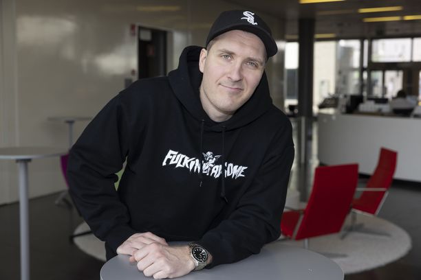 Köpi Kallio herätti YleX-juontajien kanssa huomiota kansainvälisessä tv ...