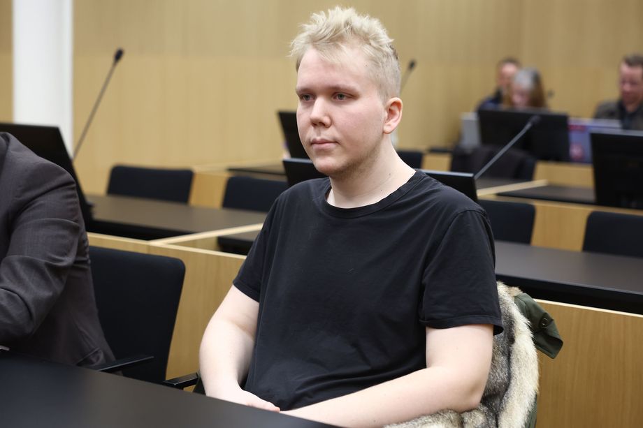 Aleksanteri Kivimäki saapui oikeuteen vakavana