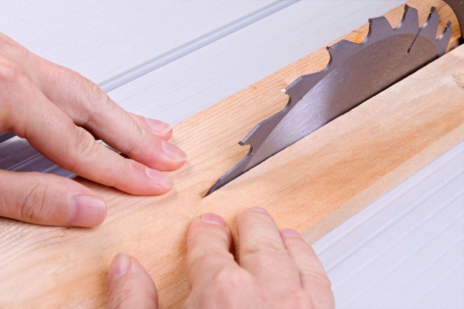 Työntekijän sormi silpoutui sirkkeliin – Pomoille tuomiot