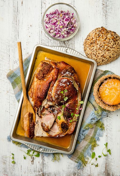 Uunissa mureaksi kypsynyt possu syntyy lähes itsestään - äijäruokaa ...