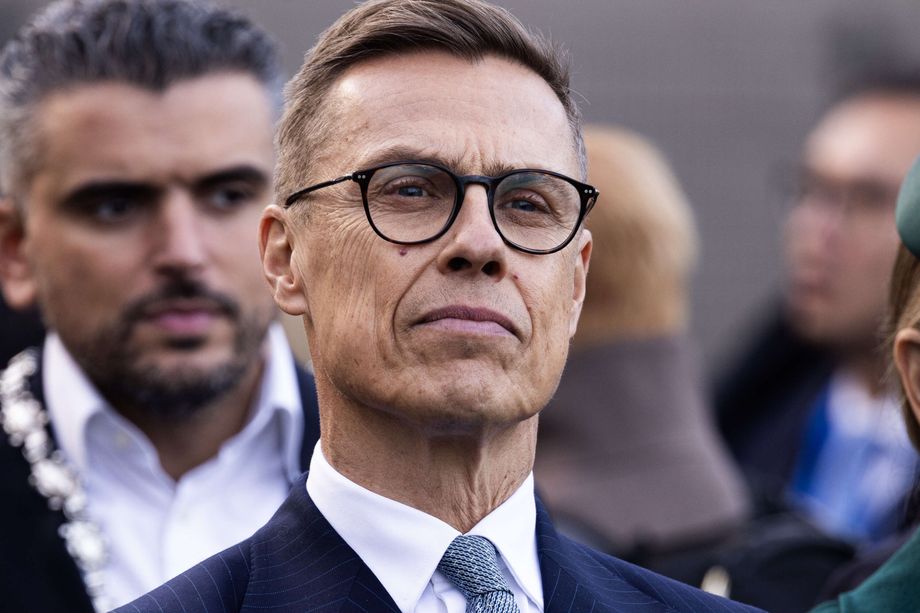 Tasavallan presidentti Alexander Stubb näytti harmaalta ja nousi ...