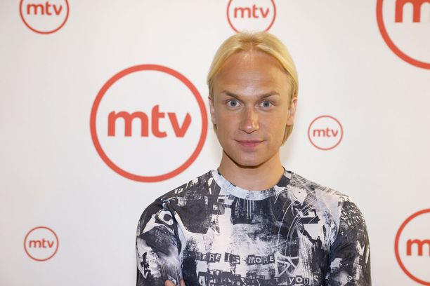 Christoffer Strandberg esiintyy Instagramissa Drag Queen lookissa