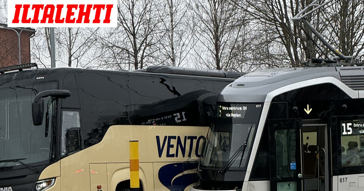 Pikaratikka ja linja-auto törmäsivät Helsingissä