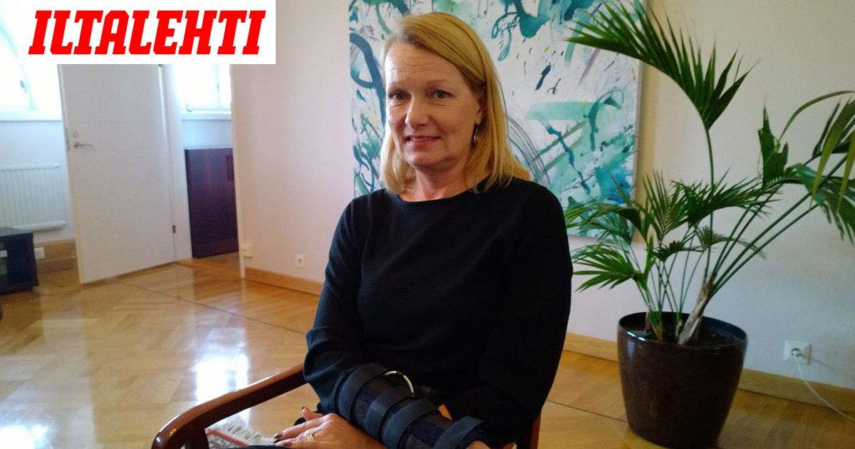 Ministeri Toivakka toipuu auto-onnettomuudesta - käsi kipsissä ...