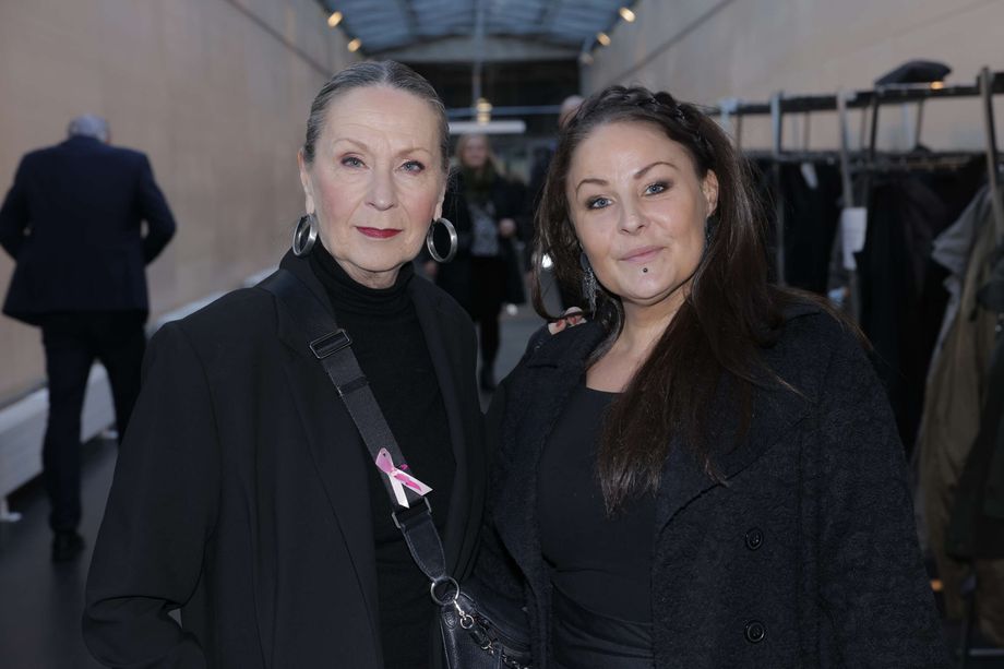 Aira Samulinin lapsenlapsi saapui kameroiden eteen äitinsä kanssa ...