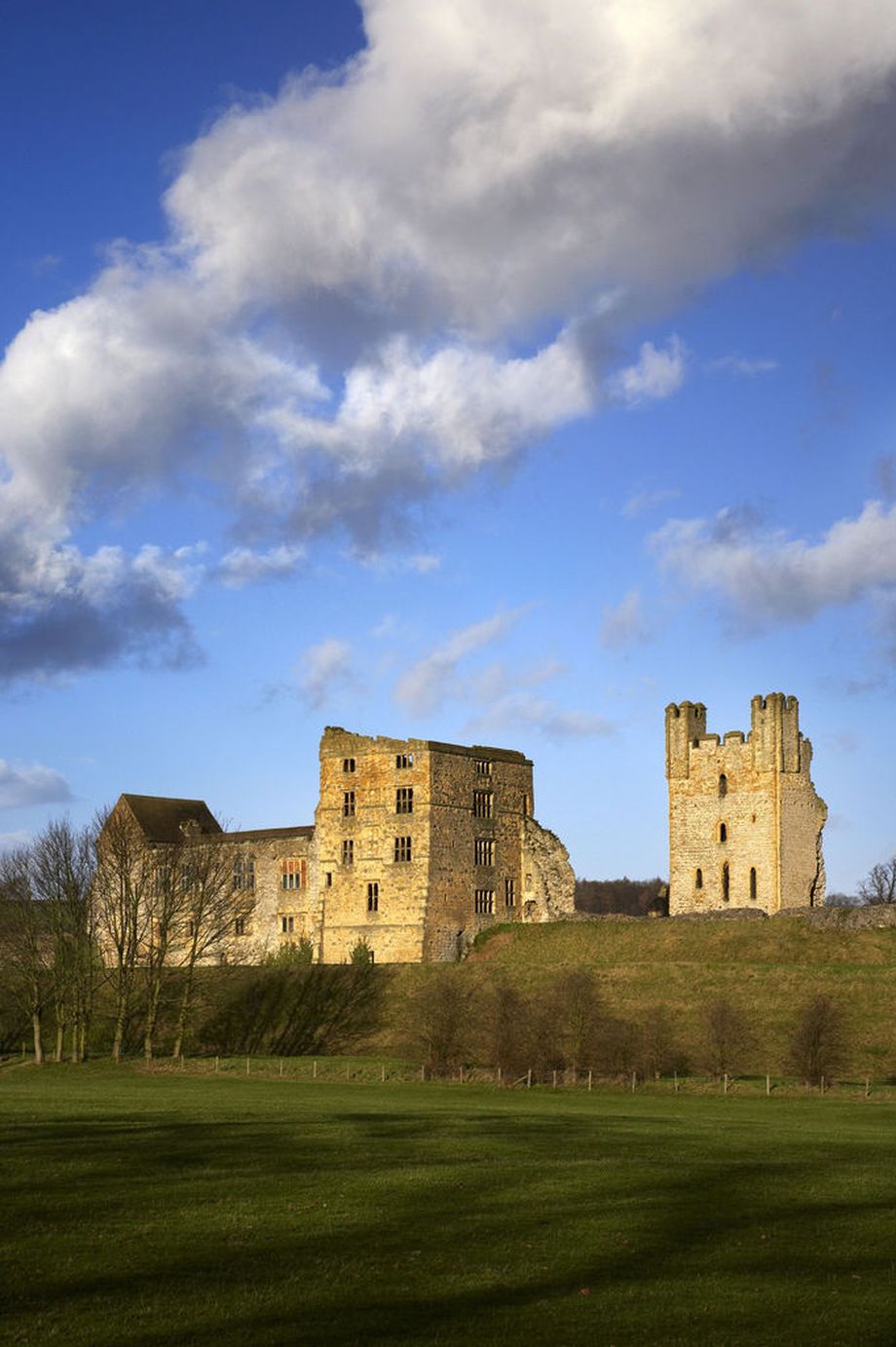13 aavemaista, mutta upeaa hylättyä linnaa