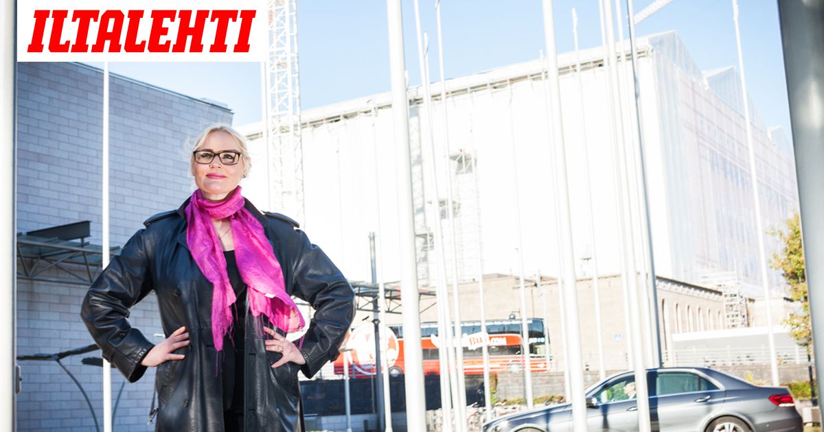 Kansanedustaja Veera Ruoho Linnaan historiallisesti naispoliisin ...
