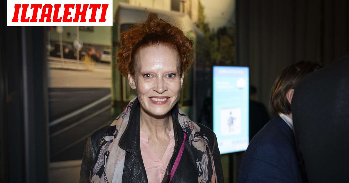 Saimi Hoyer nähtiin rinnat paljastavassa mekossa muotinäytöksessä