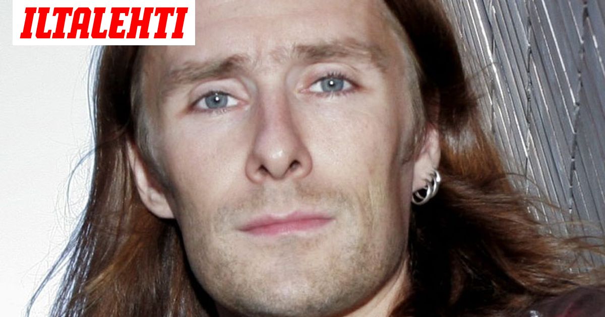 Kalle Ahola musisoi Arto Mellerin pääkallolipun alla