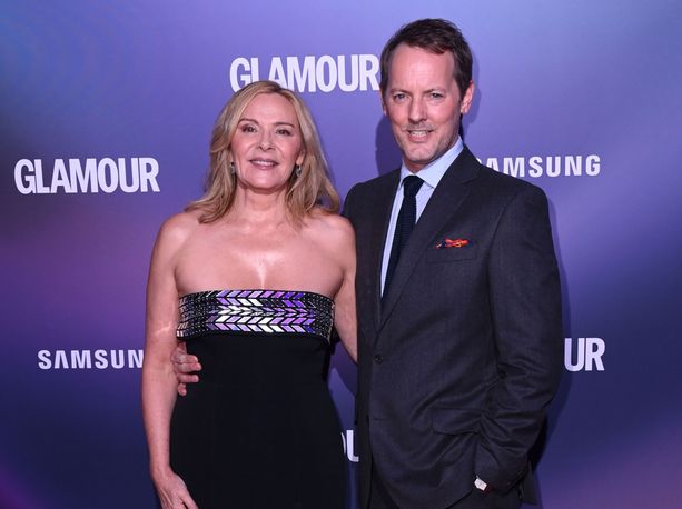 Kim Cattrall ja poikaystävä Russell Thomas harvinaisessa yhteiskuvassa