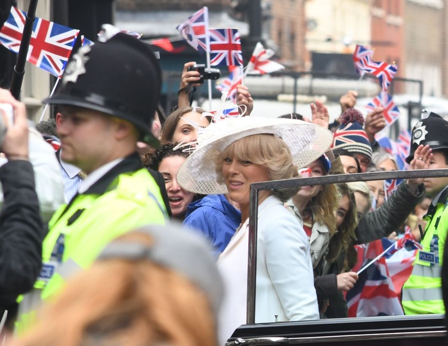 Tältä herttuatar Camillan ikoninen häätyyli näyttää The Crown -sarjassa