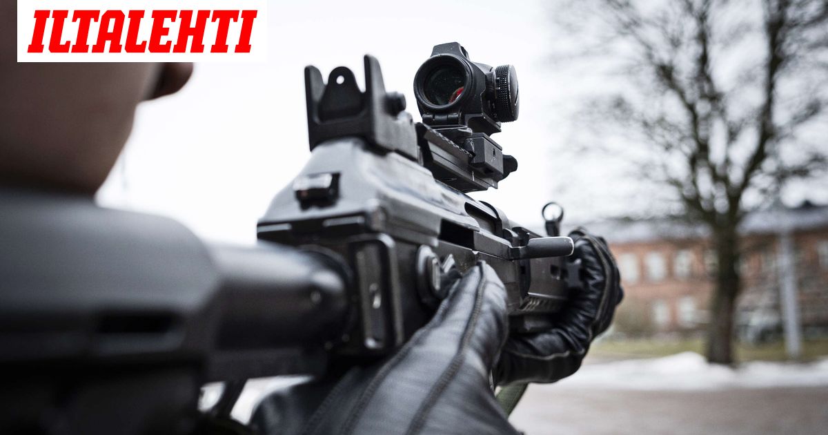 Varusmies ei luopunut rynnäkkökivääristään Helsingin kevätillassa ...