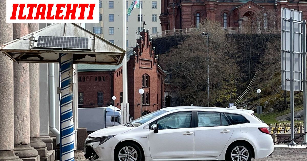 Taksi törmäsi päävartioon Helsingissä