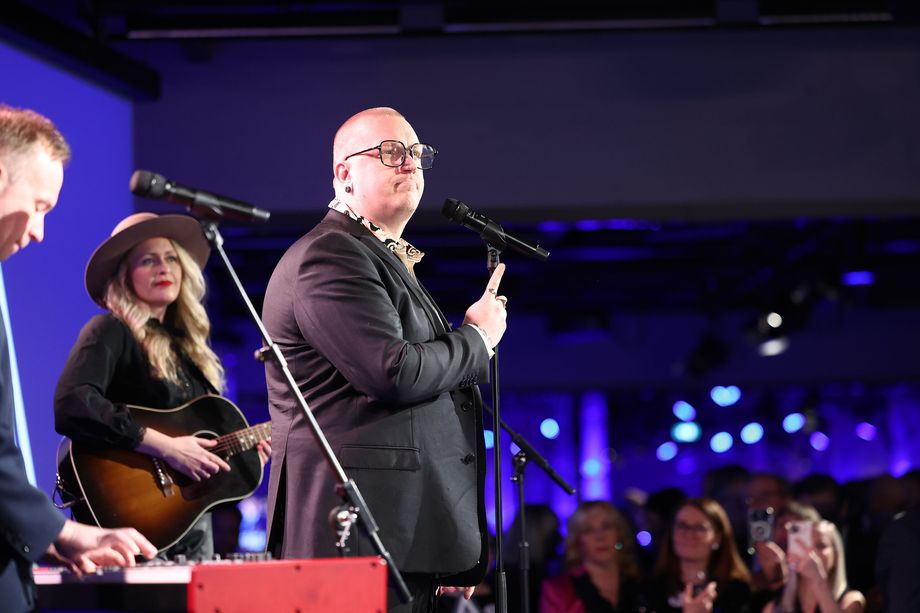 Kansanedustaja alkoi itkeä Arttu Wiskarin Mökkitie-hitin aikana Stubbin ...