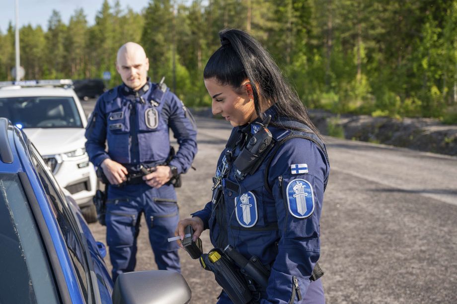 Tänään tv:ssä: Miehen käytös muuttuu huolestuttavasti poliisin kyydissä ...