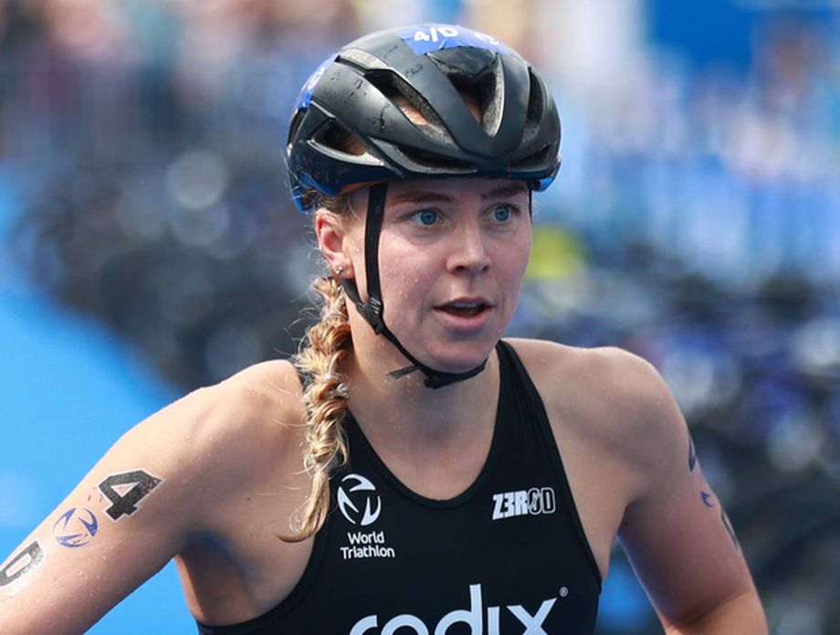 Karmea mälli! Tiimikaveri jyräsi Nicolen rajusti aitaa päin: ”Ei muka ...