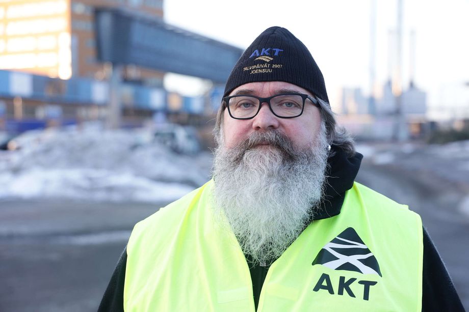 Ahtaaja-Jape menee töihin