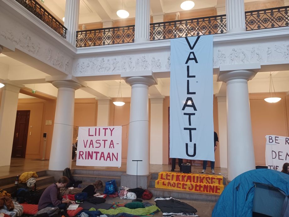 Helsingin yliopiston päärakennus on vallattu