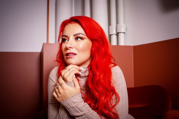 Tinze puhuu parisuhdeväkivallasta Kome käännekohtaa -podcastissa