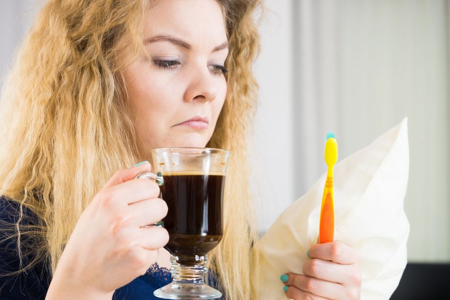 Pitääkö hampaat pestä ennen vai jälkeen aamupalan?