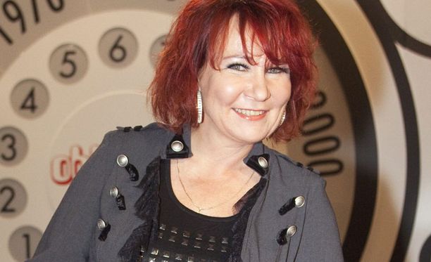 Vicky Rosti nousee teatterilavalle