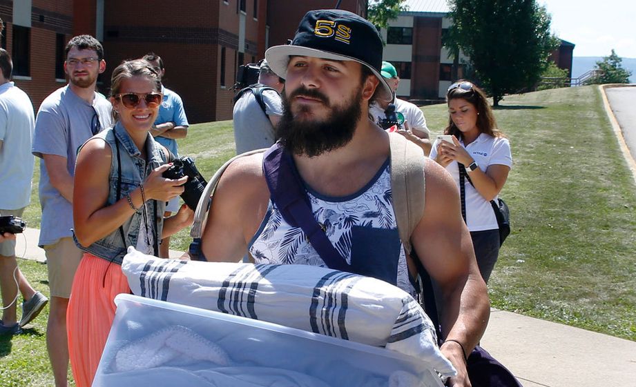 Video: Housuton kannattaja piti kaikkien aikojen puheen Olli Määtälle ...