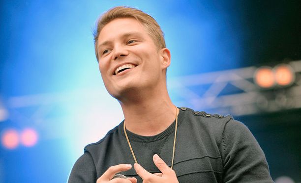 Cheek nyrpistelee traktorin ratissa - katso kuva!