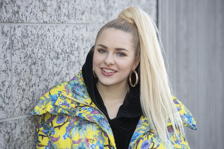 Me Naiset: Laulaja Ilta ei lähde baariin ilman Troy-rakastaan