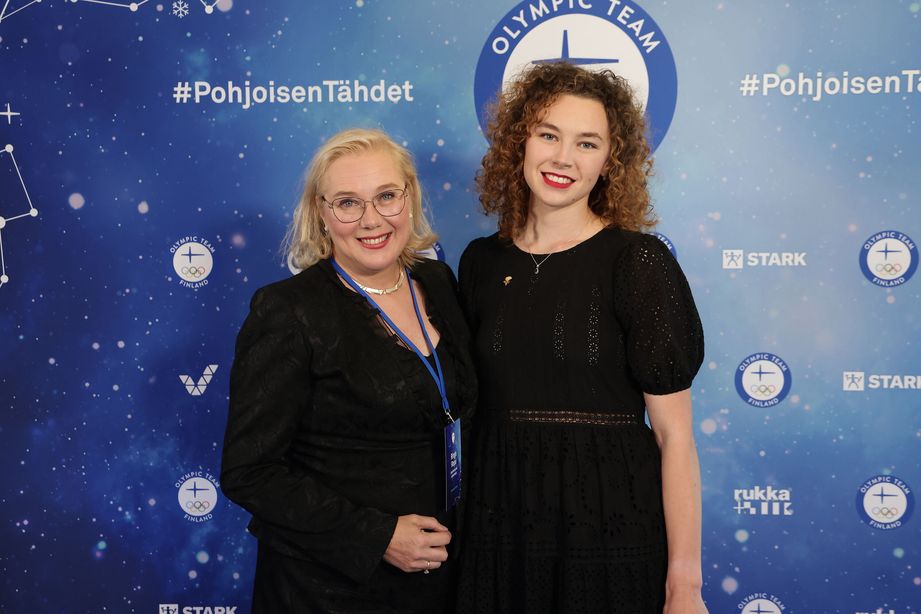 Upeat äiti ja tytär! Ringa Ropo ja Ella Junnila loistivat punaisella ...