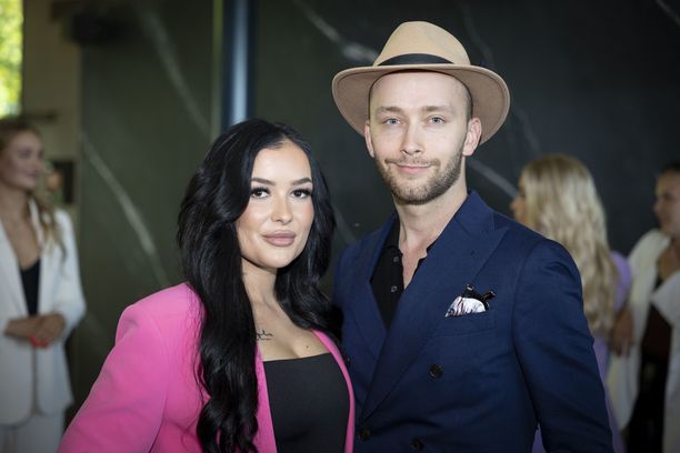 Emil Hallberg kannustaa Sofie-kihlattuaan Miss Helsinki -kilpailussa