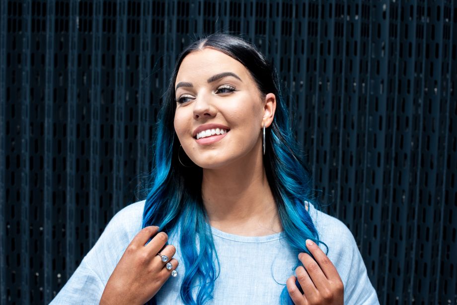 Tuuli säteilee meikittömässä kuvassa