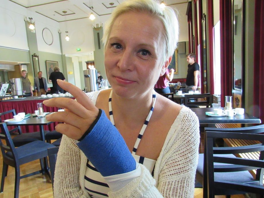 Näyttelijä Mari Turunen kompuroi kauppareissulla: Kipsi kädessä ...