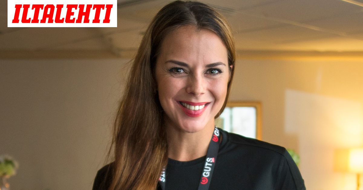 Satu Tuomisto poseeraa haulikon kanssa