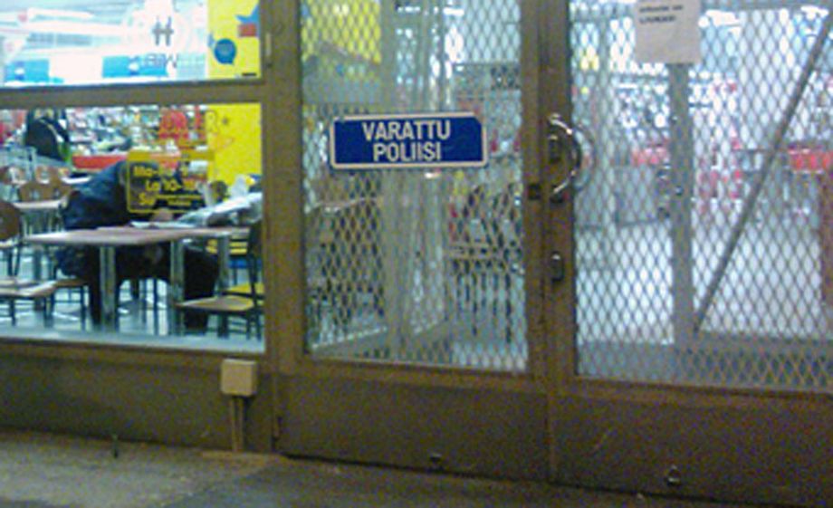 Kyltti ihmetyttää: Poliisille varattu Hesburger?