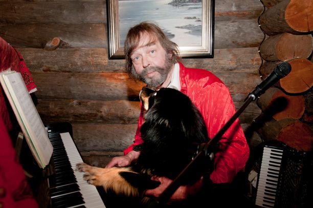 Veli Koljonen myy ennennäkemätöntä hirsilinnaa Muoniossa