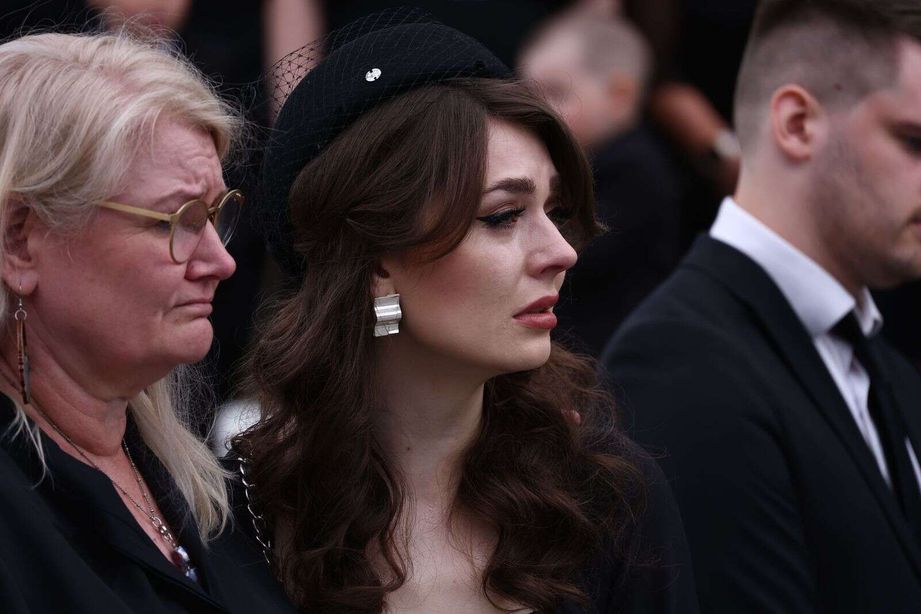 Miki Liukkonen saatettiin viimeiselle matkalleen – Behm murtui kyyneliin arkun luona