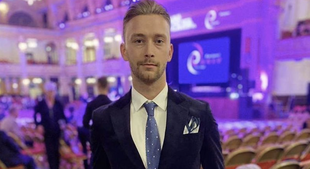 Salkkareista tutulle Emil Hallbergille ilmestyi yhtäkkiä hiukset