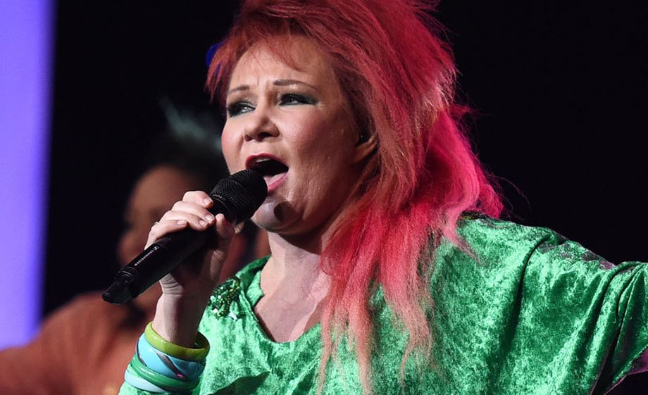 Vicky Rosti pukeutuu nahkaisiin mikrosortseihin