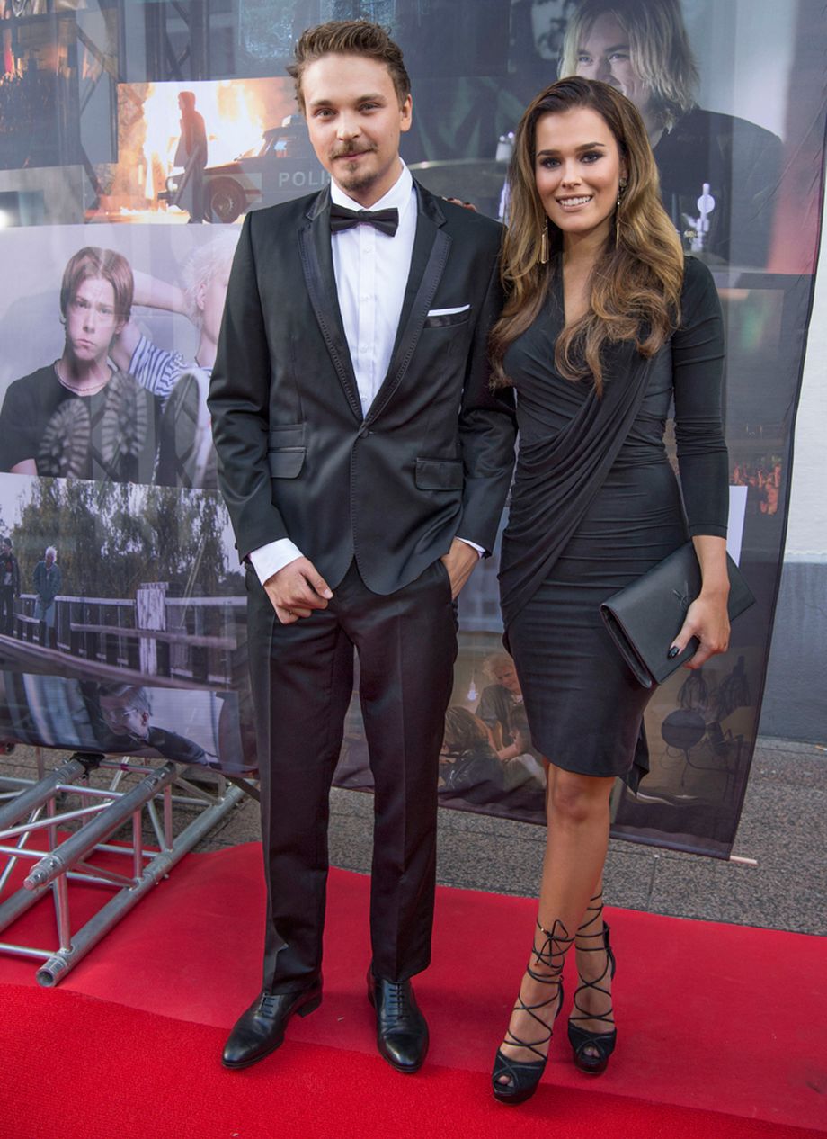 Roope Salminen ja Sara Sieppi yhdessä punaisella matolla - Roope hamuaa lisää elokuvarooleja