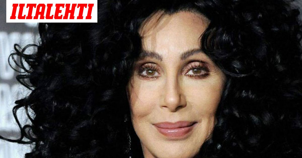 Cher, 64, edusti läpinäkyvässä sukkapuvussa - katso kuvat!