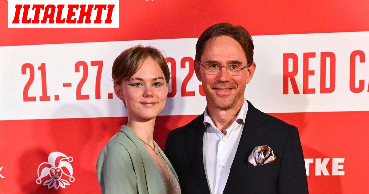 Harvinaiset kuvat: Jyrki Katainen saapui Red Carpet Gaalaan tyttärensä ...