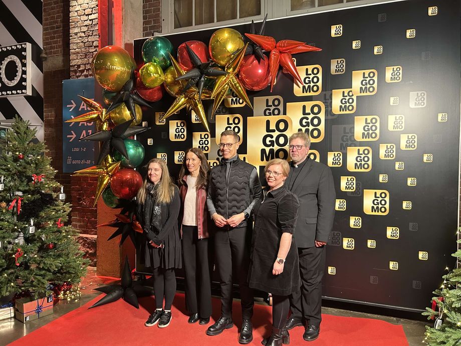 Vähävaraisten joulujuhlaan saapunut Sini päätyi presidentin kanssa ...