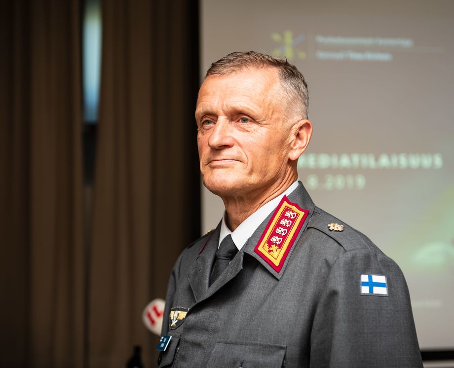 Suora lähetys: Maanpuolustuskurssin avajaiset säätytalolla