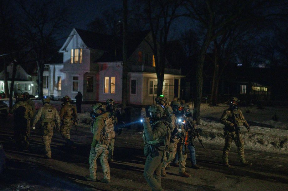 ICE-agentti hakattiin lapiolla Minneapolisissa – Ampui miestä