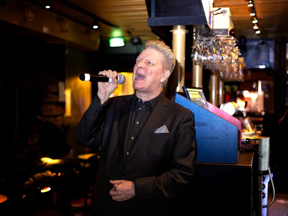 Risto ei juo pisaraakaan alkoholia, mutta hän istuu baarissa joka ilta ...